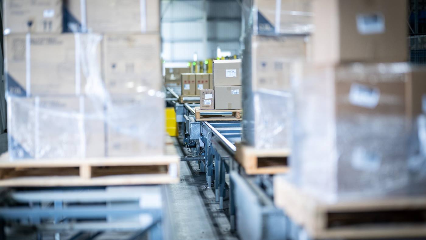 Comparing pallet transportation: AMRs vs Conveyors vs Monorails ...