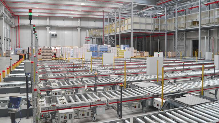 Centro automatizado de distribución al por menor de Maxi Di en Italia ...