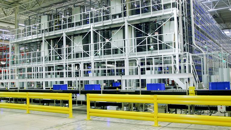 USA Fashion Retailer Goods-to-Person Shuttle System - Swisslog